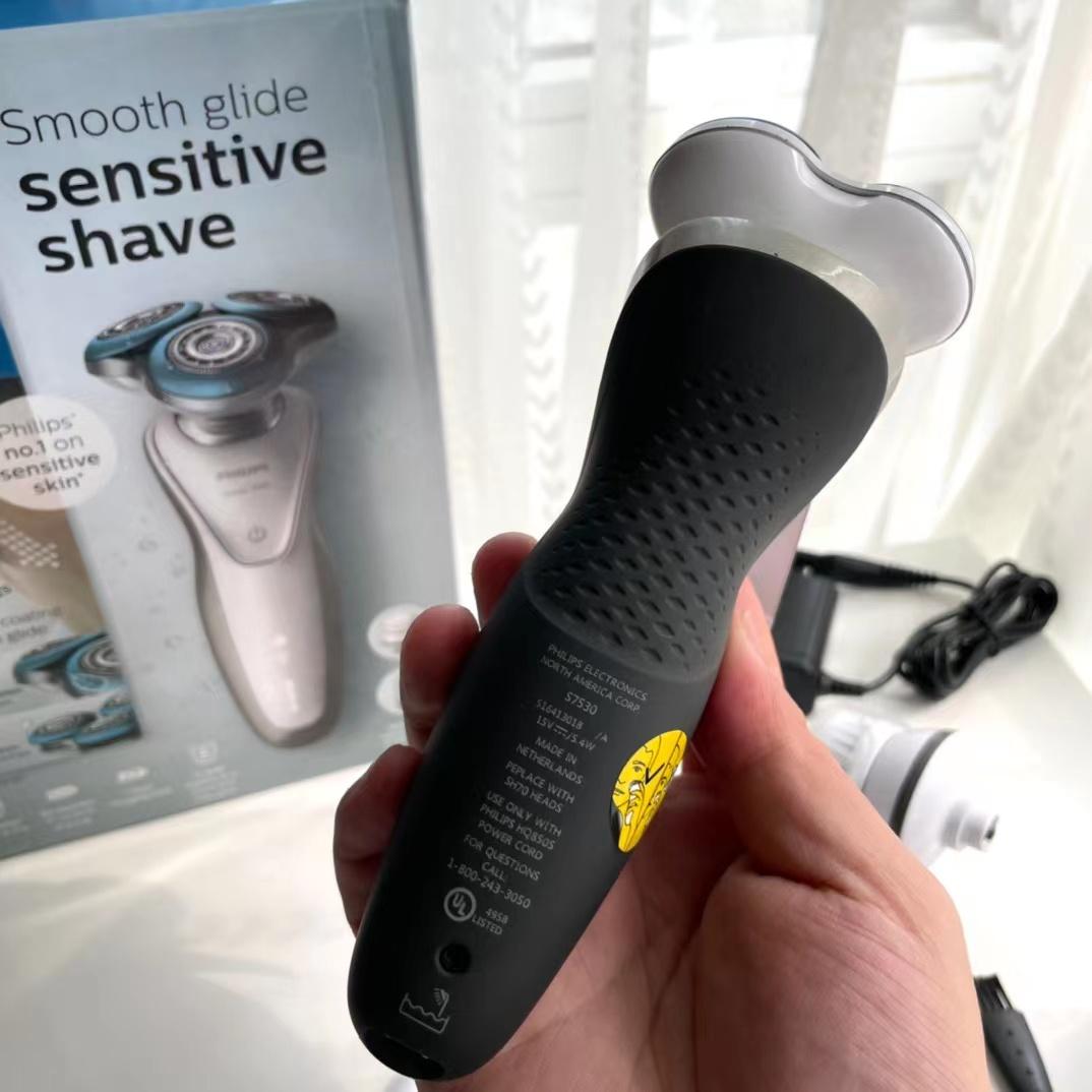 Philips Smooth Glide Wet & Dry Cordless Shaver Series 7000 for ...