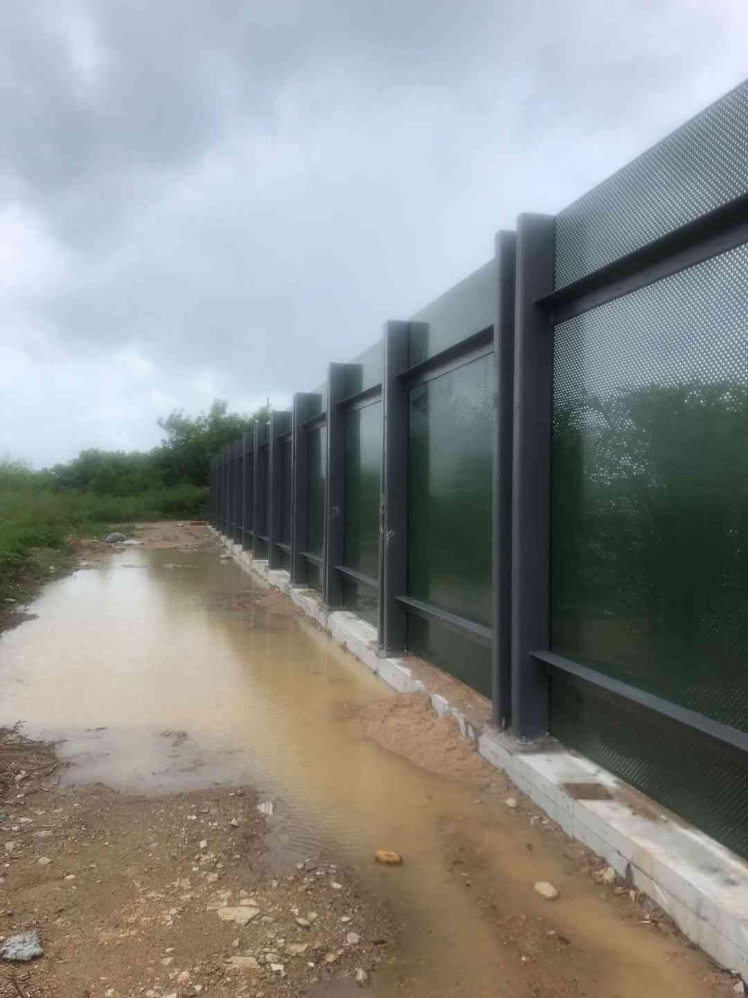 HK Iron gate isolation area big gate fence wall aluminum roar plate ...