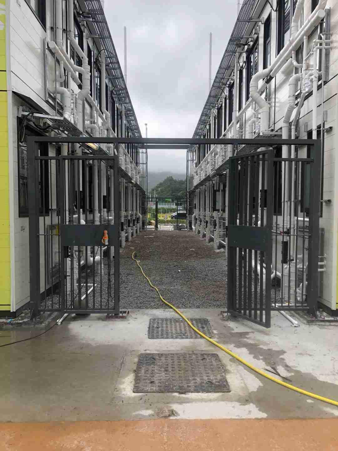 HK Iron gate isolation area big gate fence wall aluminum roar plate ...